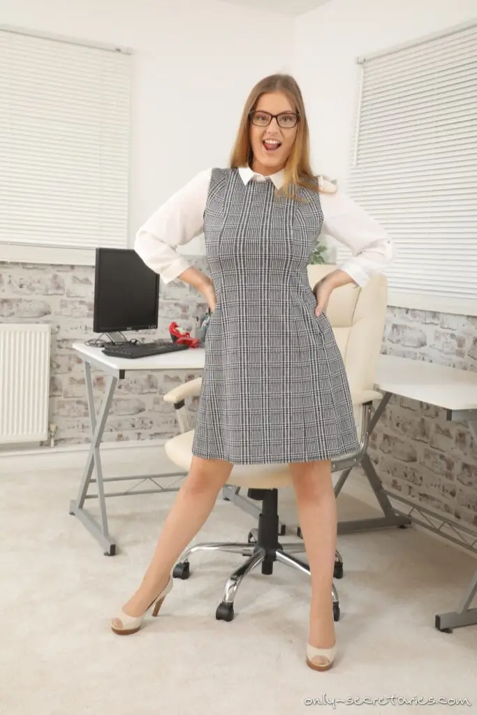 Only-Secretaries Lottii Rose as a busty secretary in pantyhose